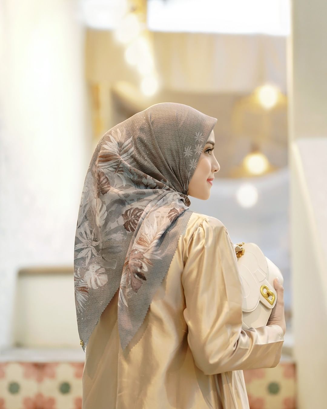 Tutorial Hijab Segi Empat Dian Pelangi Untuk Wajah Bulat