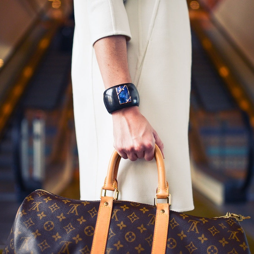 Mau Tau Merek Tas Branded Pertama Di Dunia? – Buttonscarves