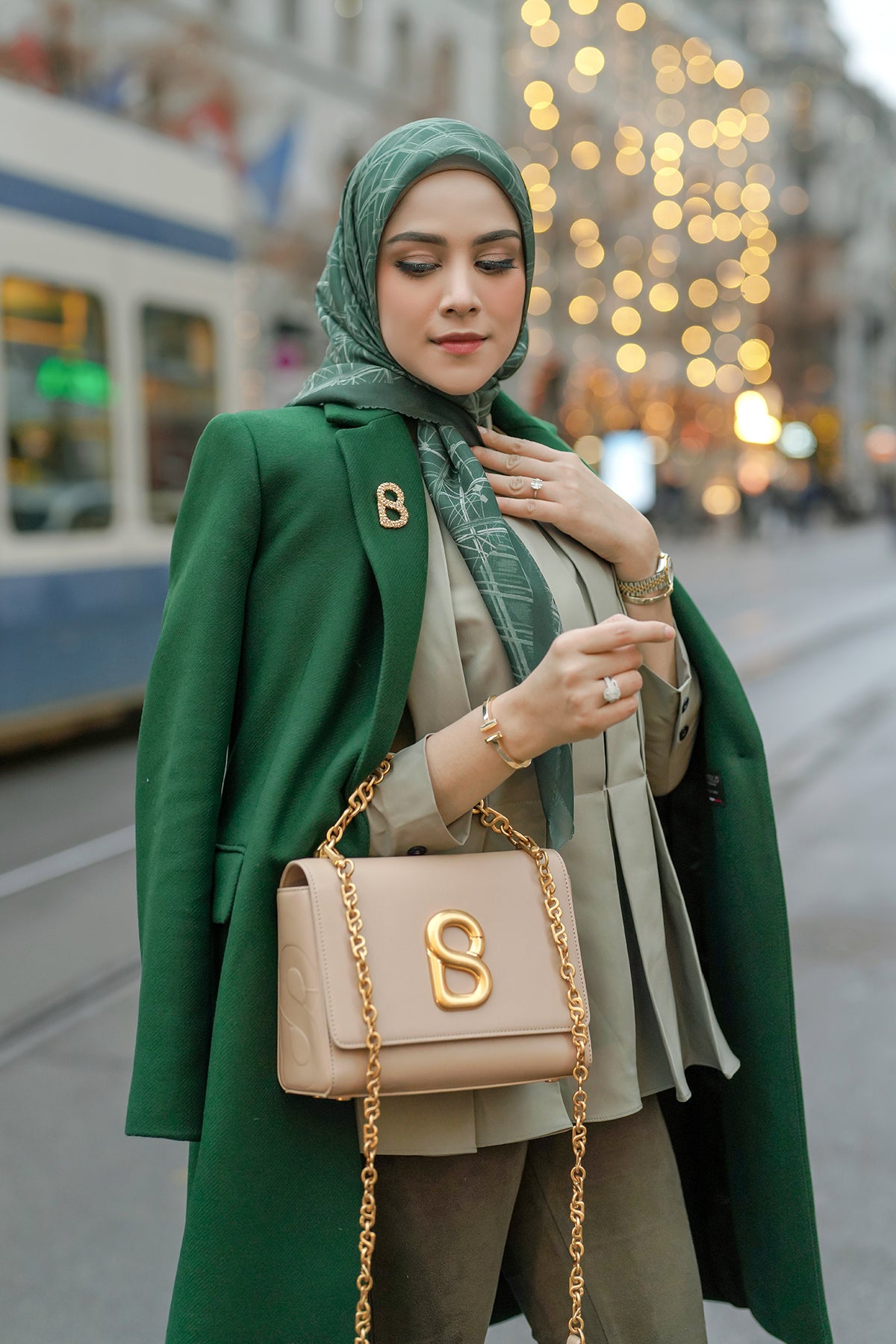 Louvre Extended Square - Dark Green – Buttonscarves